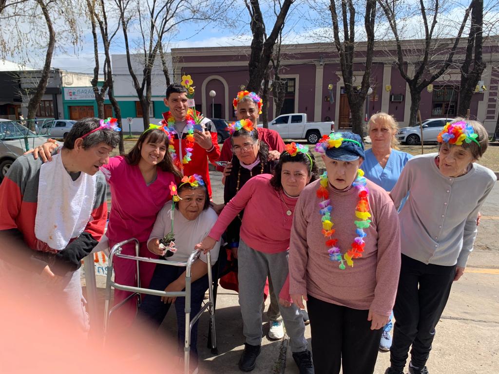 RESIDENTES Y PERSONAL DEL HOGAR CUMEN CHE RECIBIERON EL DÍA DE LA ...