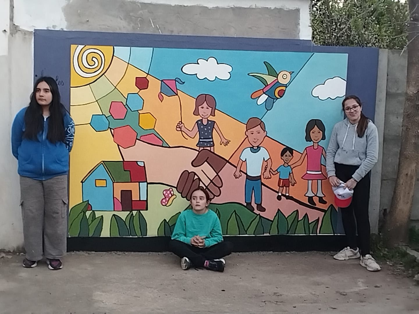 ALUMNAS DEL TALLER DE CREACIÓN PLÁSTICA DE LA EMAC PINTARON UN MURAL SOBRE INFANCIA Y COMUNIDAD ...